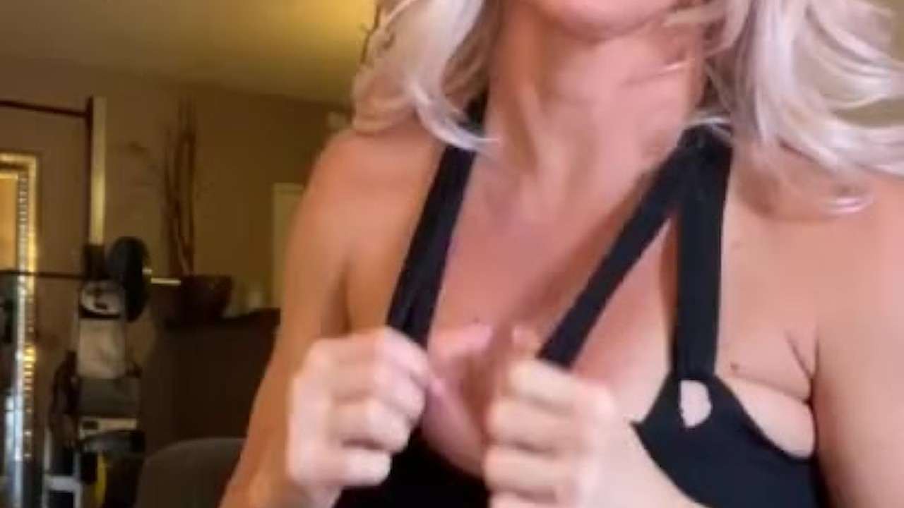 Paroles Cochonnes Bordant Jusquà Jouir Sur Mes Gros Seins Vidéos