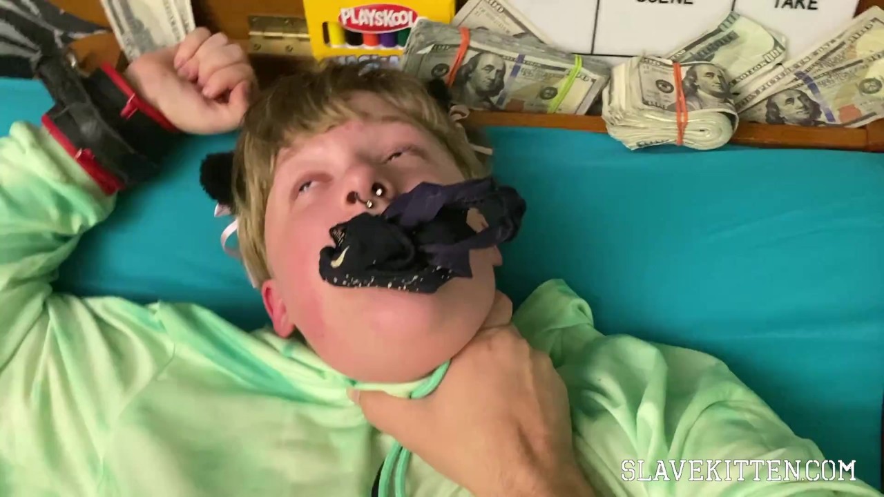 Ftm Esclave Sexuelle Bondage Et Laisse Culotte Dans La Bouche Chatte